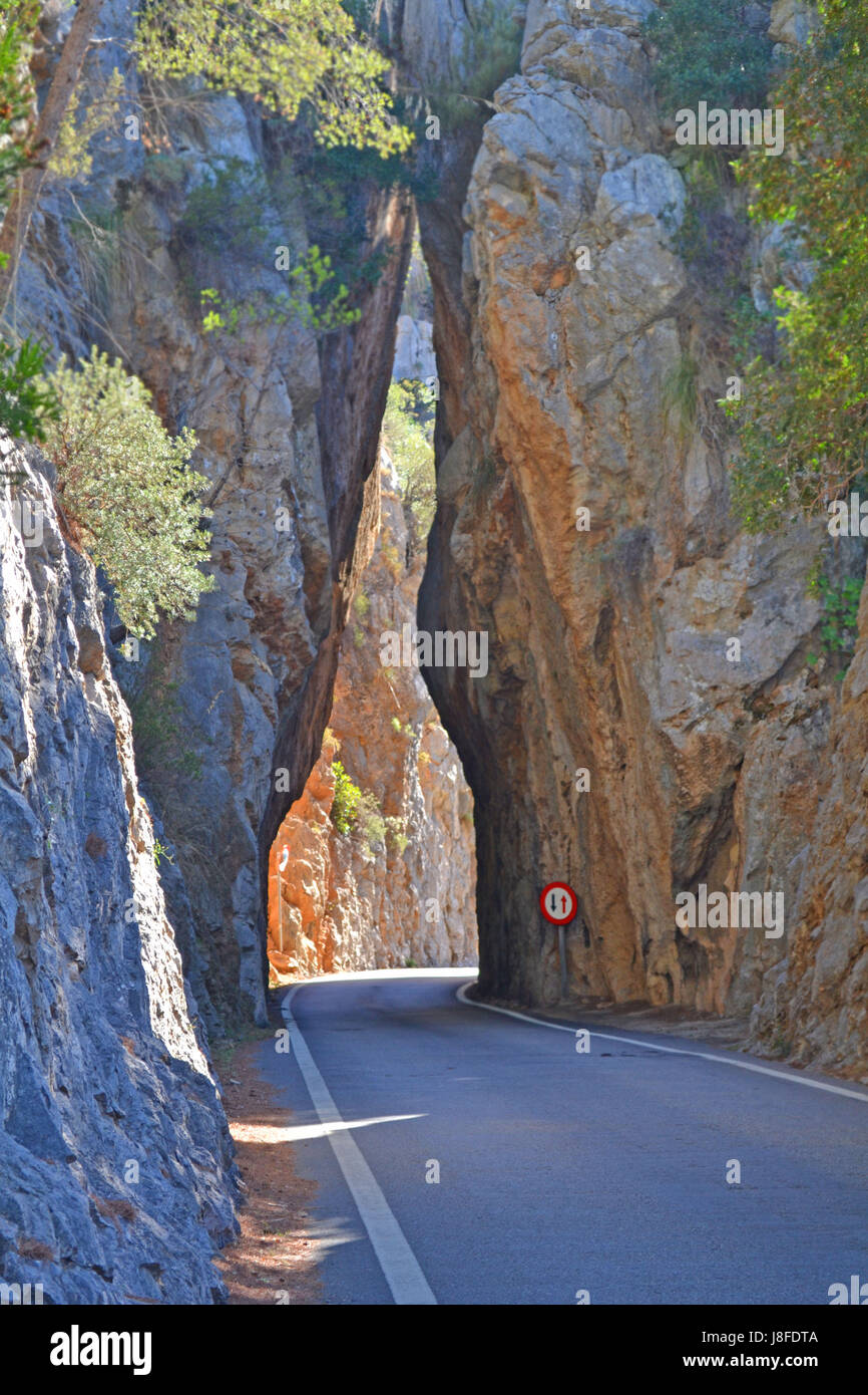 Gefahr, Felsen, Tunnel, Berg, Gefahr, Felsen, Tunnel, Berg, Enge Fahrbahn Stockfotografie - Alamy
