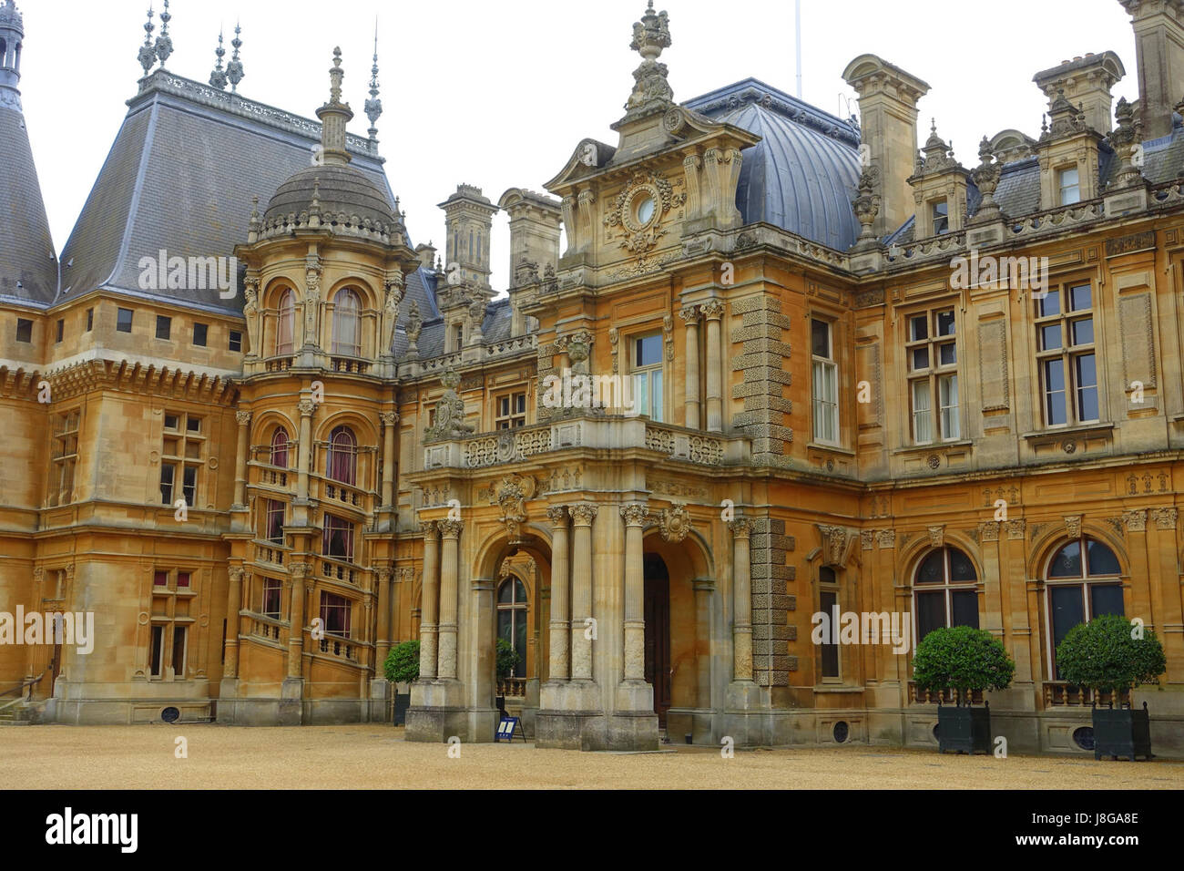Dieses Bild zeigt den großen Eingang des Waddesdon Manor in ...