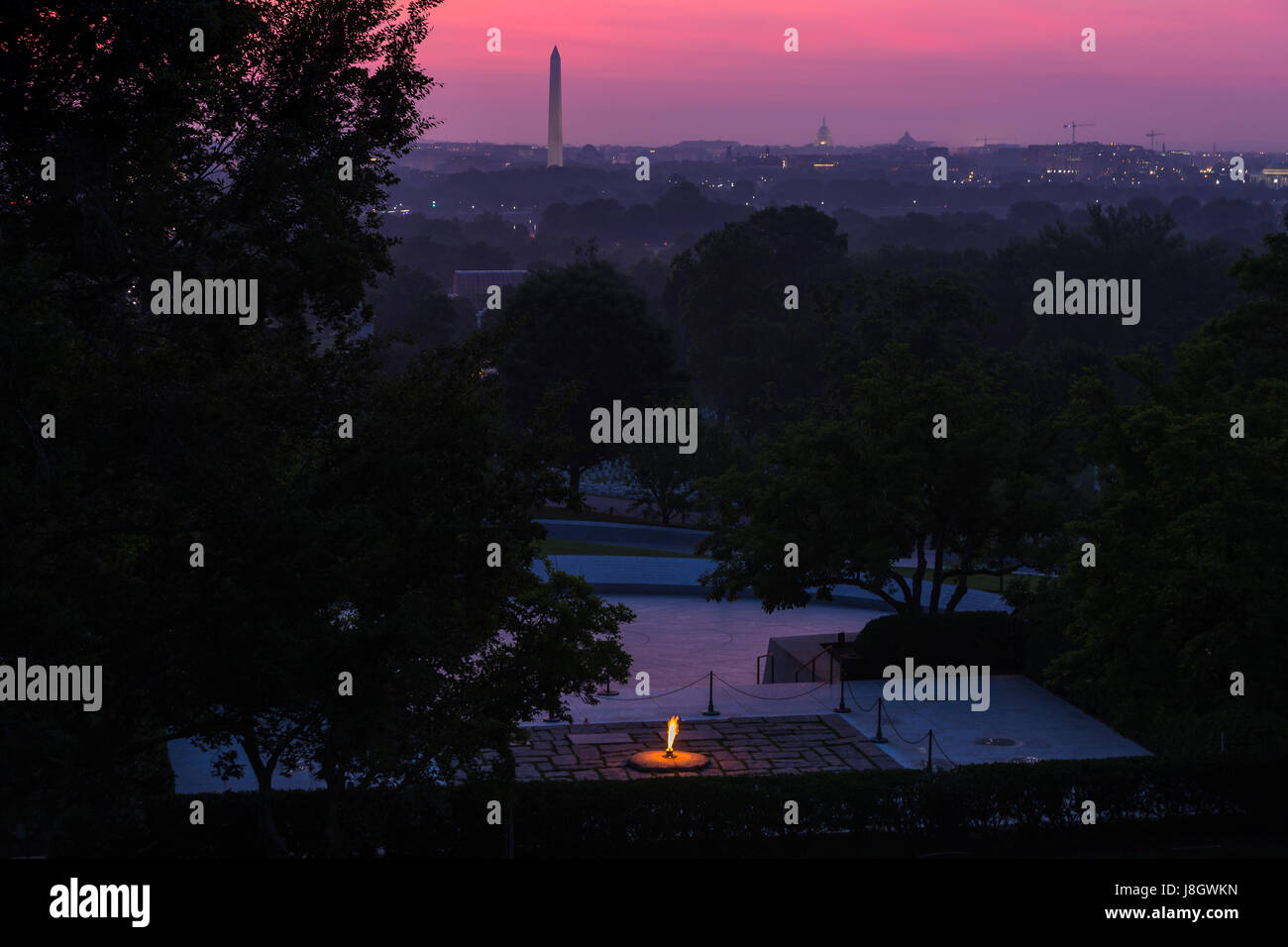 Der Himmel über der Skyline von Washington, D.C. zeigt Schattierungen ... Der Himmel über der Skyline von Washington, D.C. zeigt Schattierungen ...