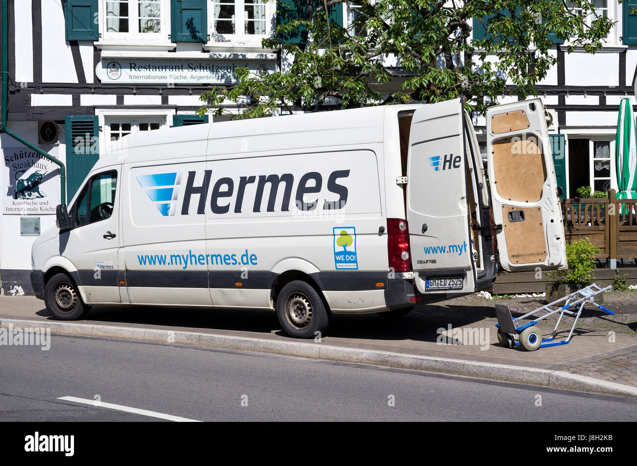 Hermes-Lieferwagen vor einem Fachwerk Haus. Hermes ist Deutschlands ...