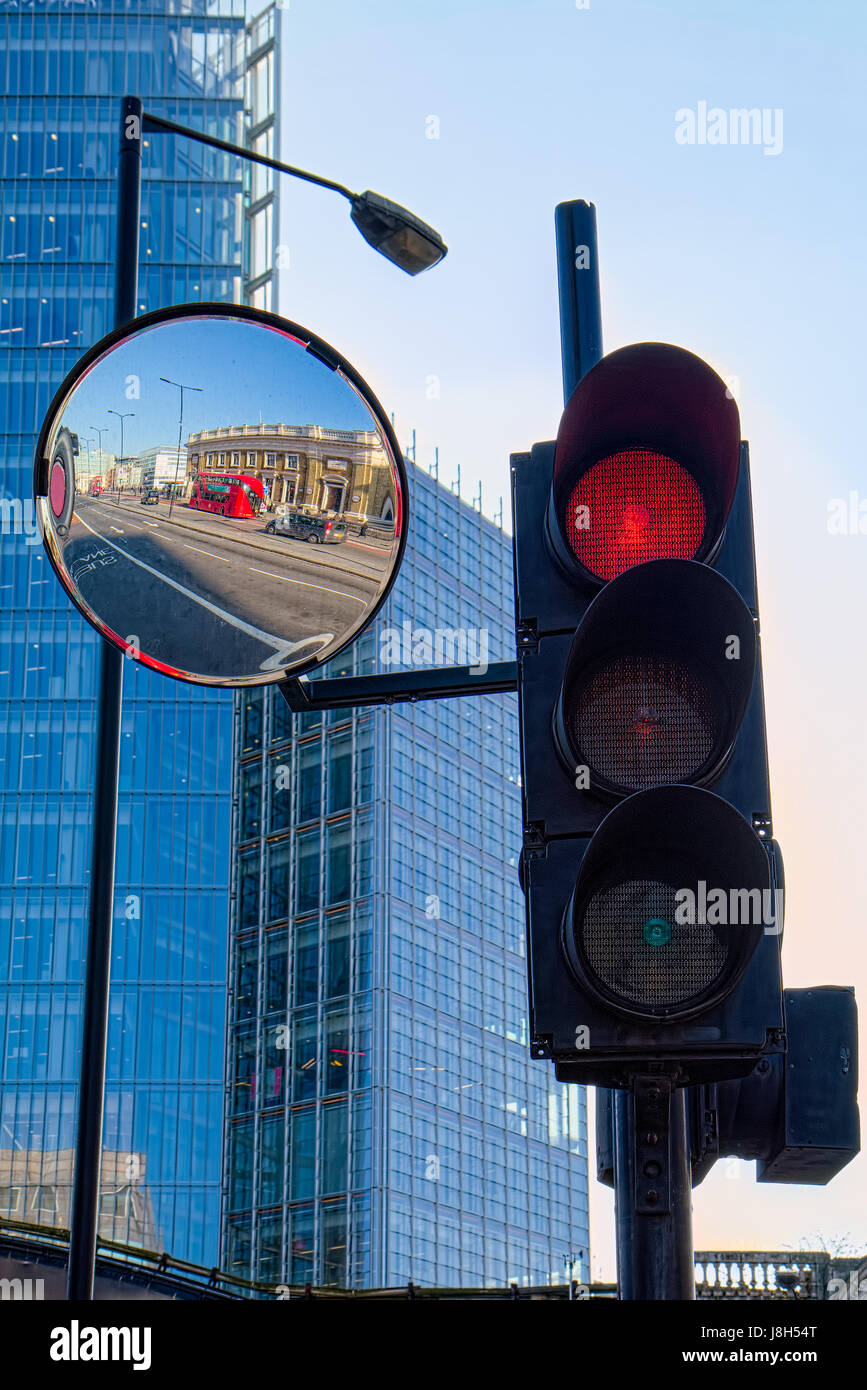 Roter Bus und rote Ampel in London Stockfotografie - Alamy