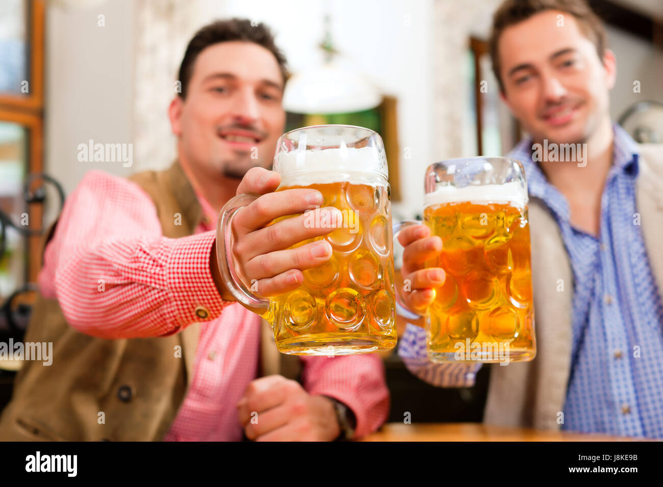 Männer, Mann, Bayern, Bier, Bierkrüge, Freunde, Gasthaus, Wirtshaus ...