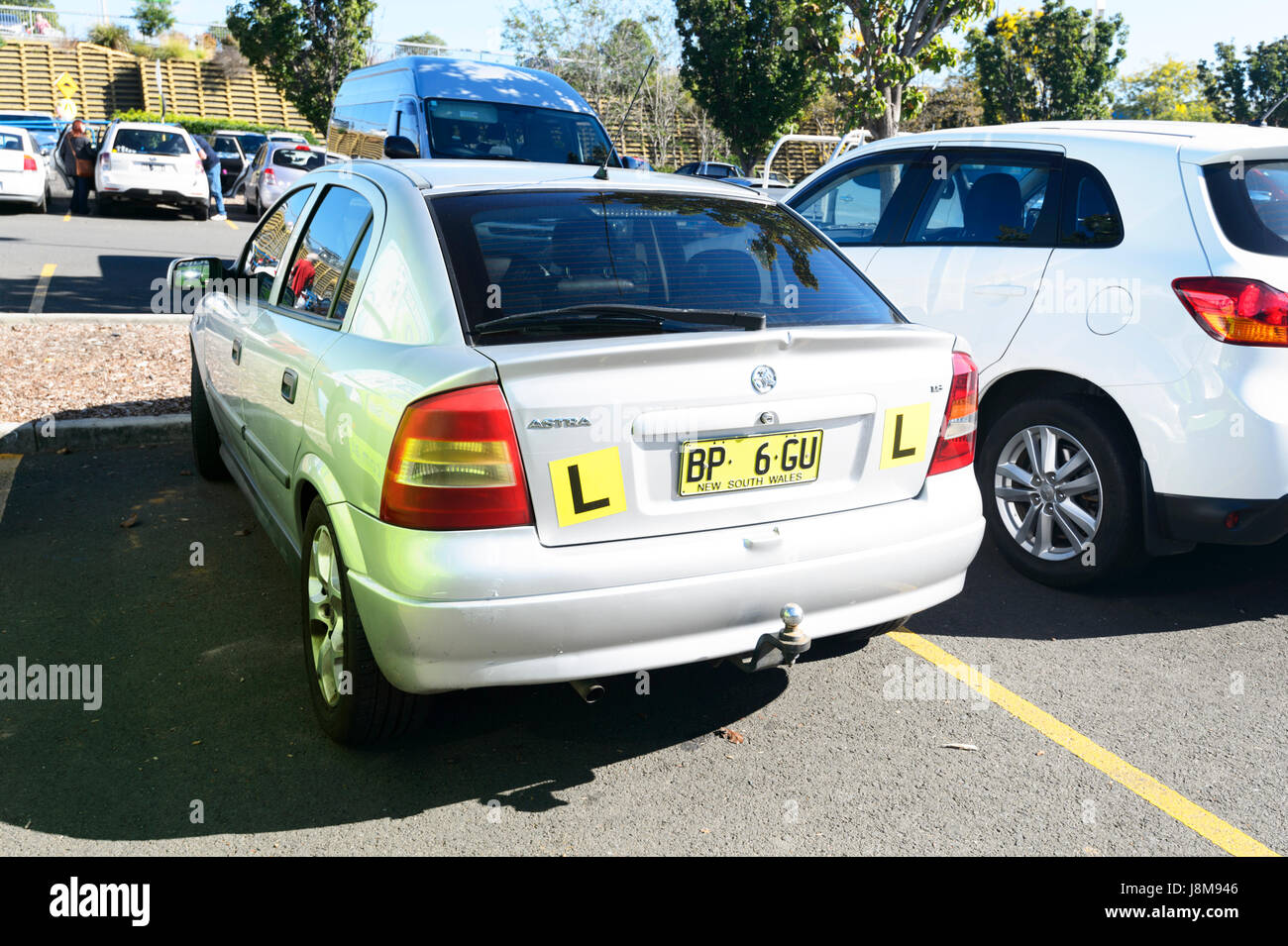 L Platte Auto schlecht geparkt Stockfotografie - Alamy