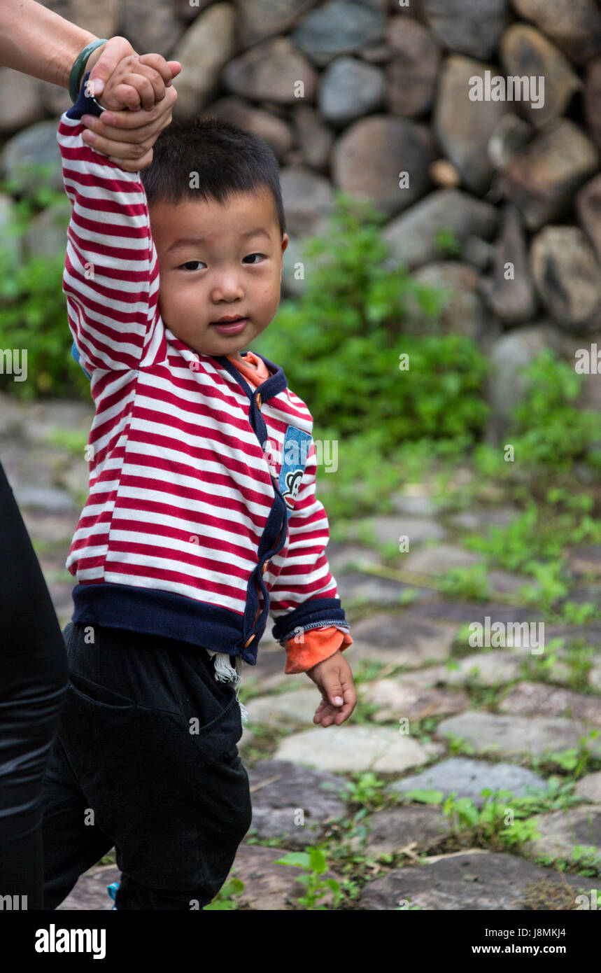 Young chinese boy -Fotos und -Bildmaterial in hoher Auflösung – Alamy
