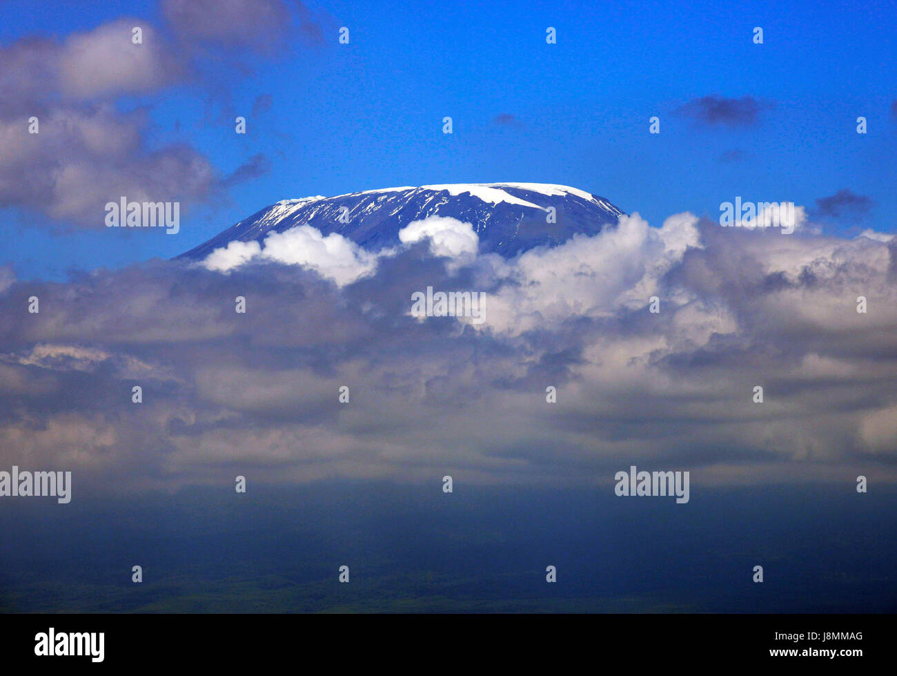Mount Kilimanjaro peeking aus den Wolken Stockfotografie - Alamy