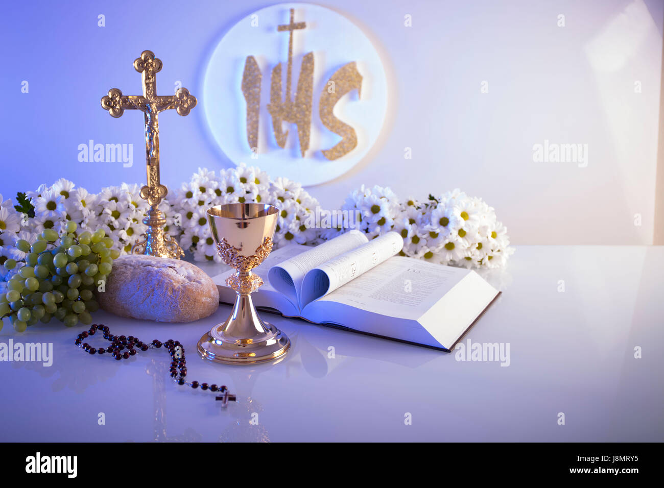 Erste Heilige Kommunion. Katholische Religion-Thema. Kruzifix, Bibel ...