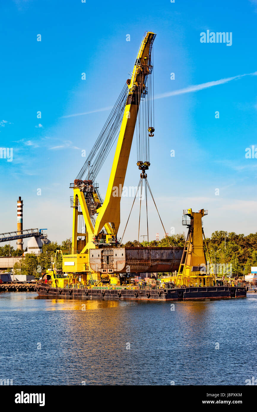 Floating heavy lift crane pier -Fotos und -Bildmaterial in hoher ...