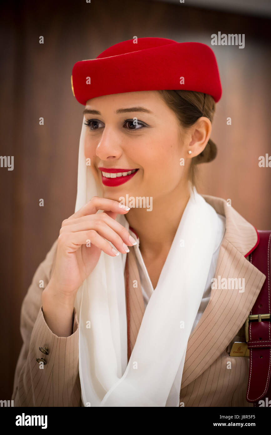 Pretty cabin crew -Fotos und -Bildmaterial in hoher Auflösung – Alamy