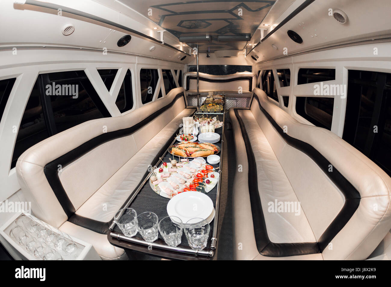 Interieur im Inneren der Limousine. mit Sofas und einem Tisch bedeckt ...