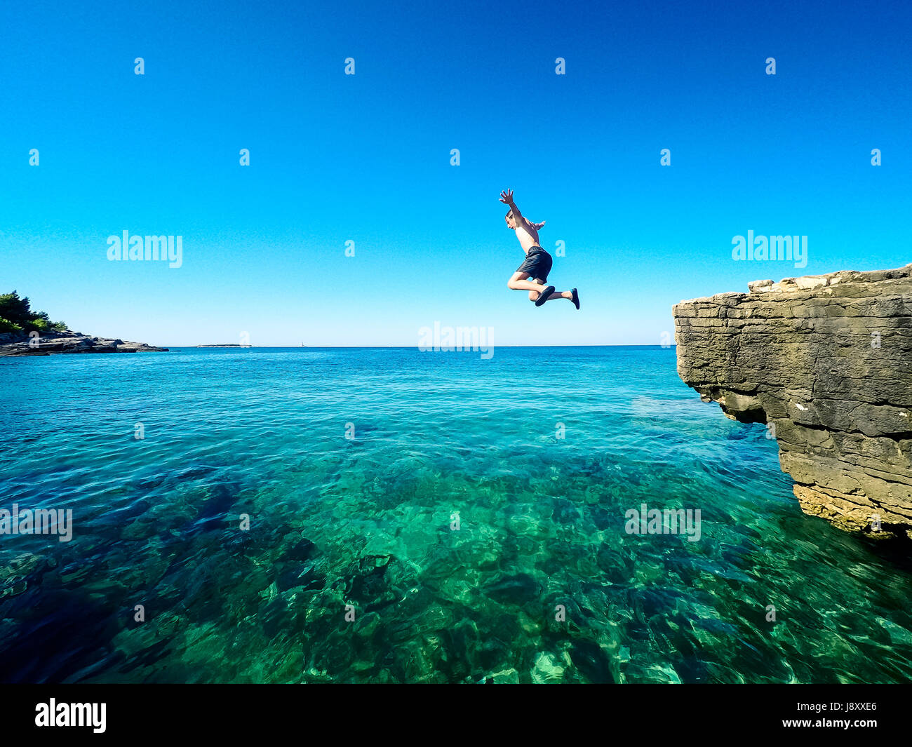 Junge ins meer springen -Fotos und -Bildmaterial in hoher Auflösung – Alamy