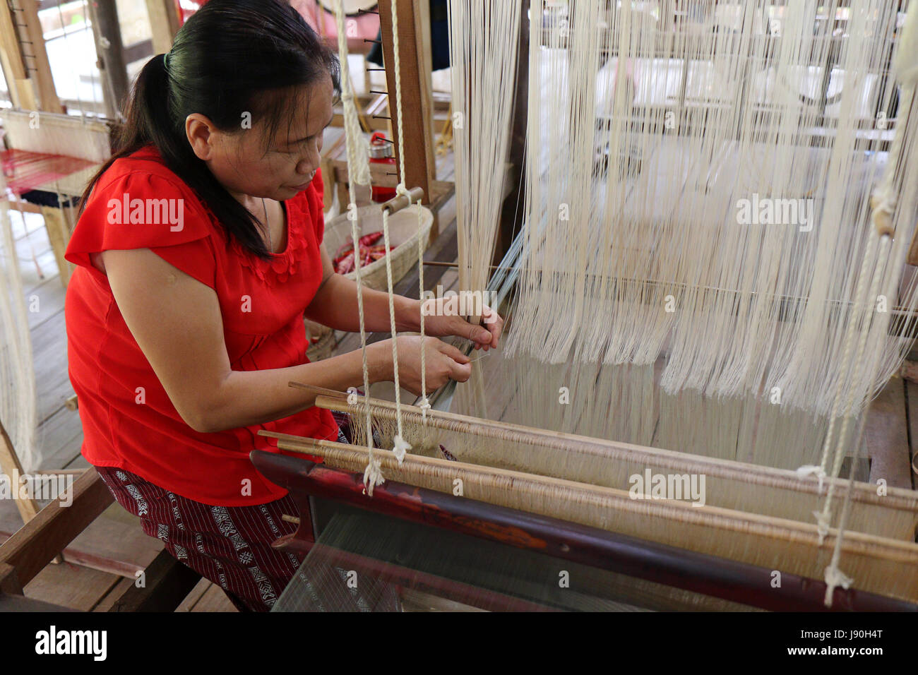 Traditionelle laotische seide -Fotos und -Bildmaterial in hoher ...