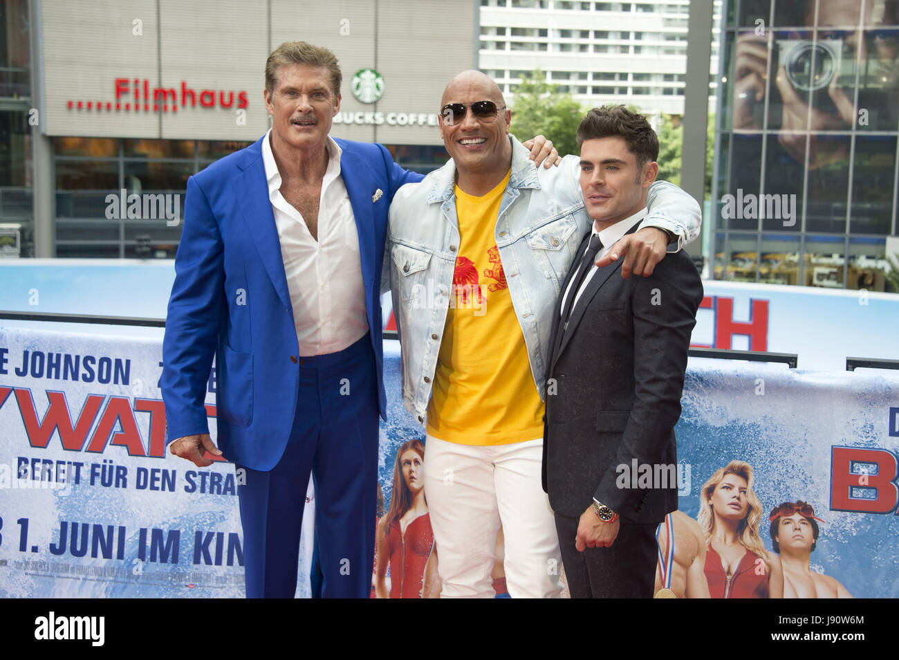 Berlin, Deutschland. 30. Mai 2017. David Hasselhoff, Dwayne Johnson und ...
