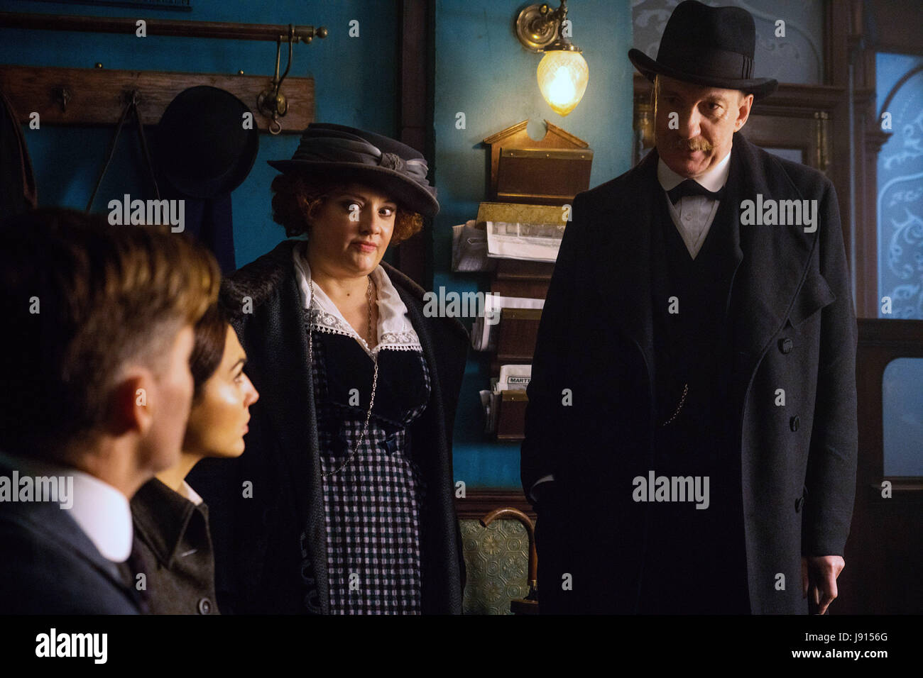WONDER WOMAN, von links: Chris Pine, Gal Gadot, Lucy Davis, David ...