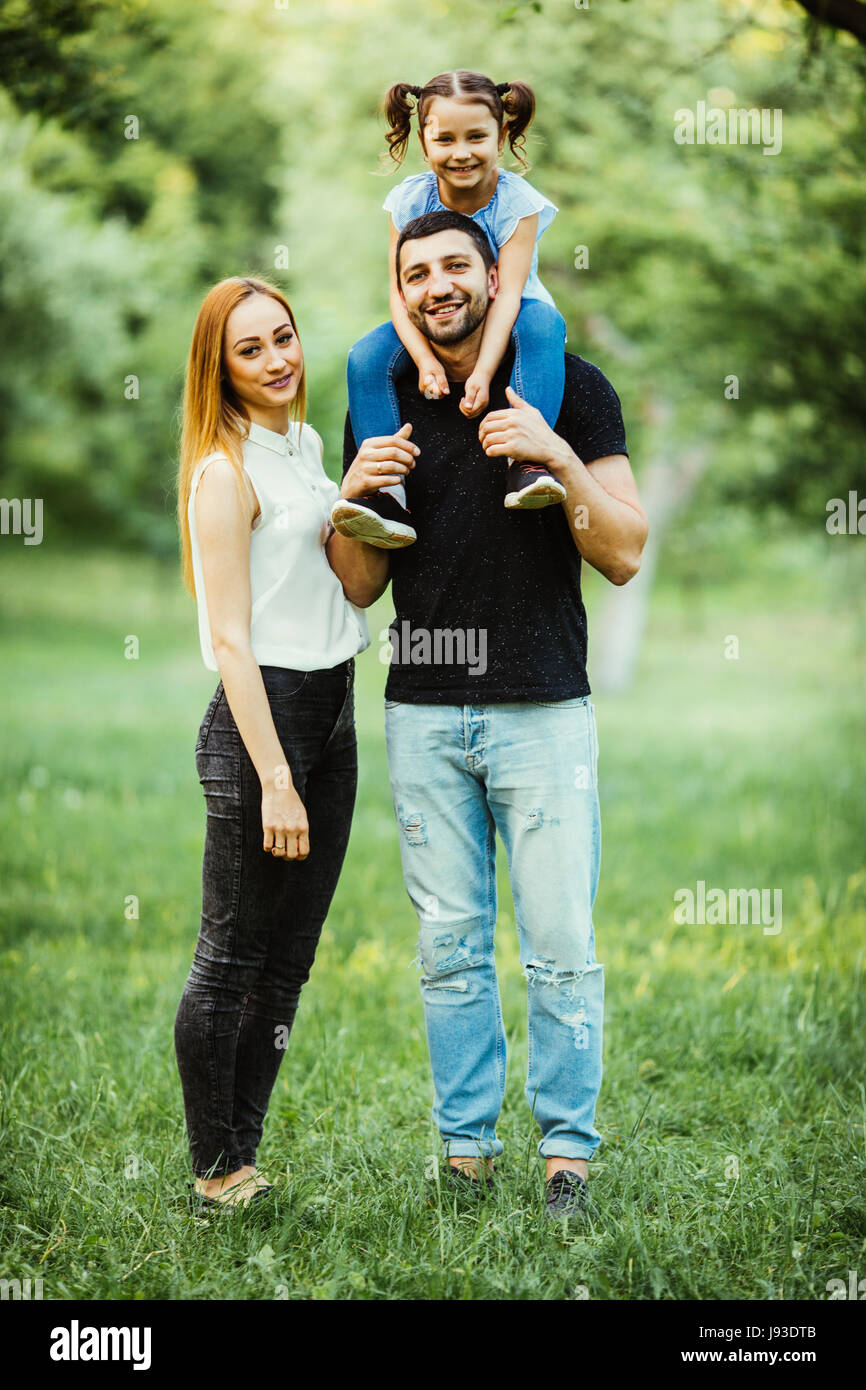 Junge Familie mit drei Spaß zusammen im Freien. Hübsche kleine Tochter ...