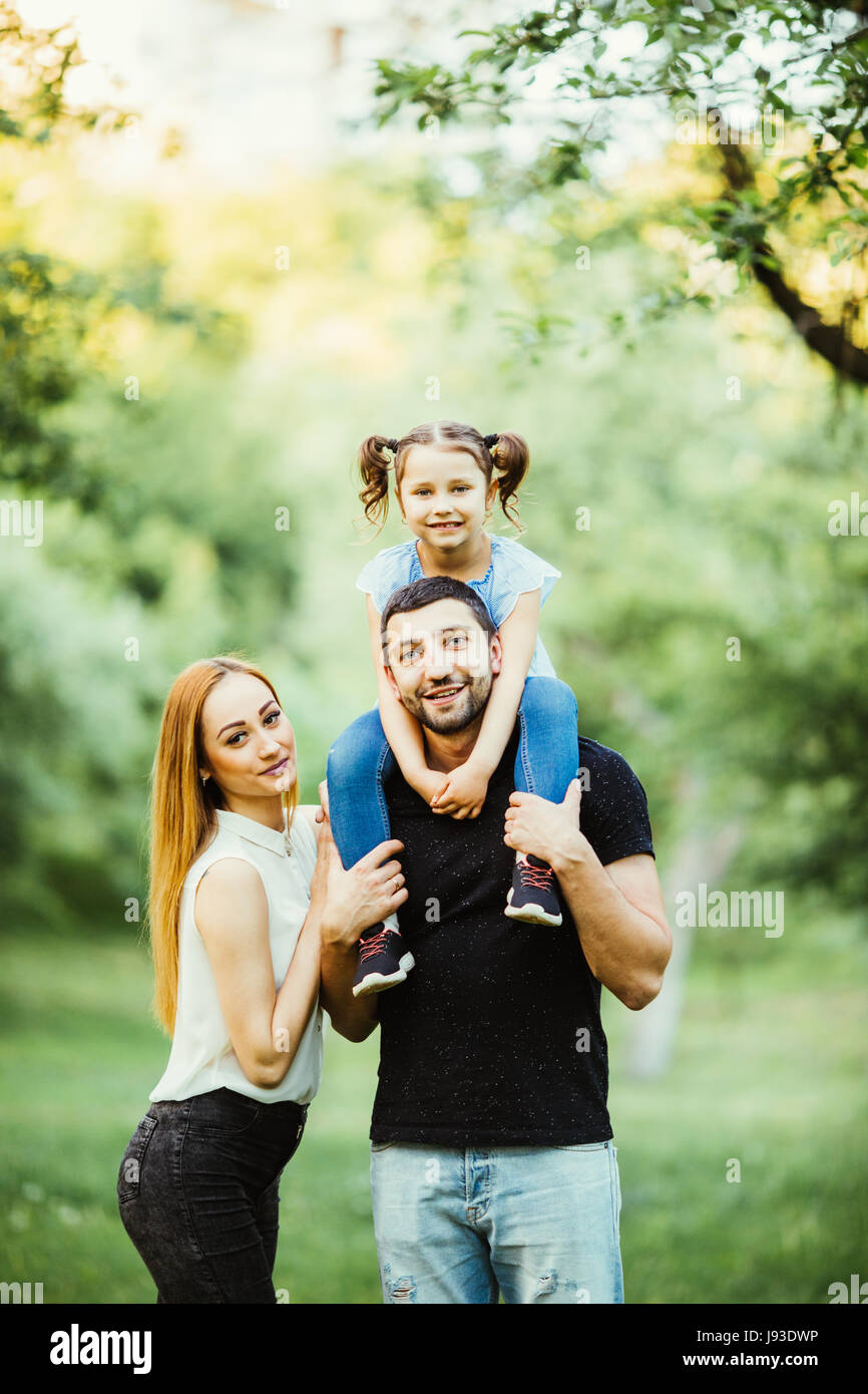 Junge Familie mit drei Spaß zusammen im Freien. Hübsche kleine Tochter ...