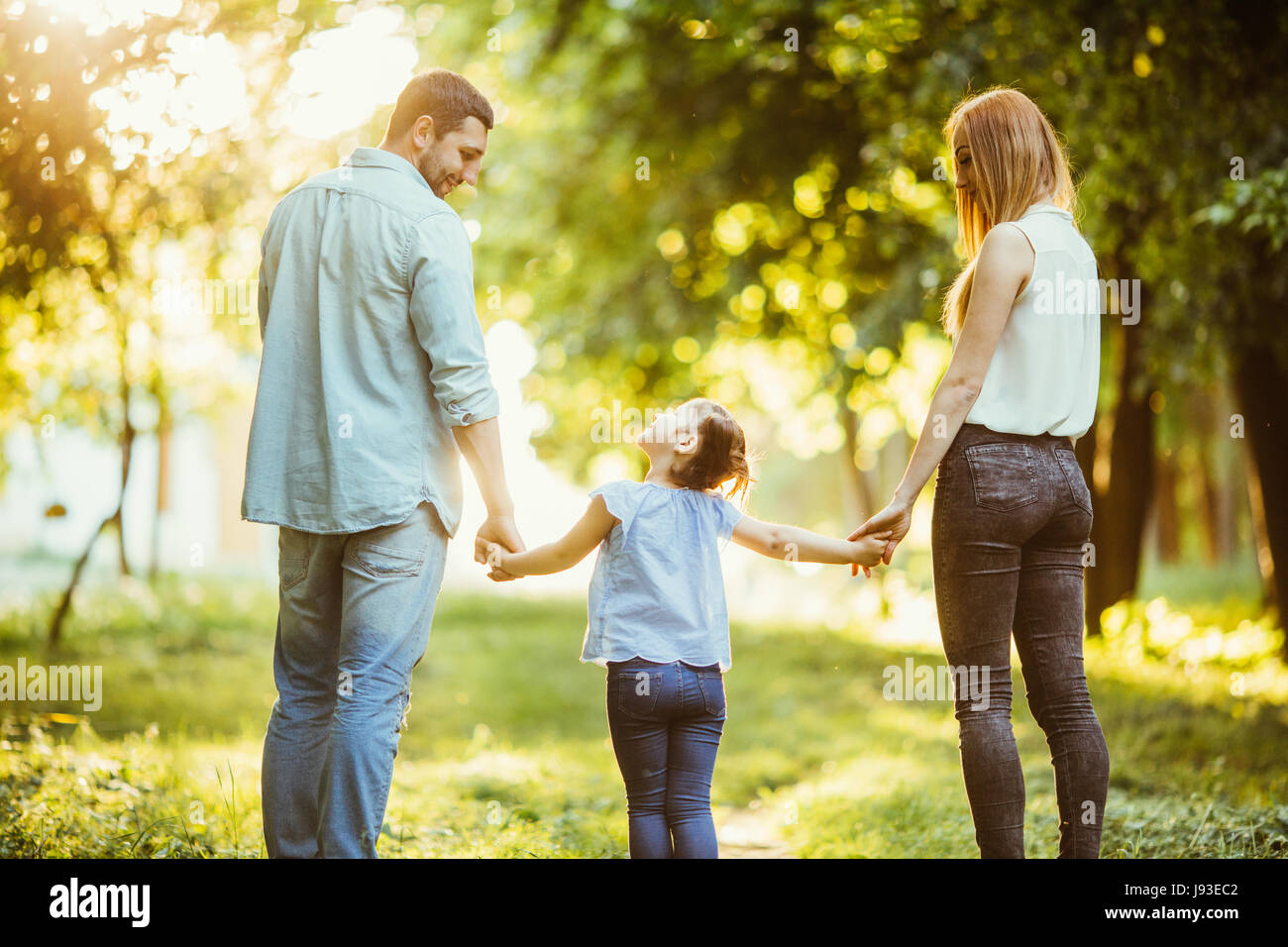 Familie im Park. Mama, Papa und Baby glücklich Spaziergang bei ... Familie im Park. Mama, Papa und Baby glücklich Spaziergang bei ...