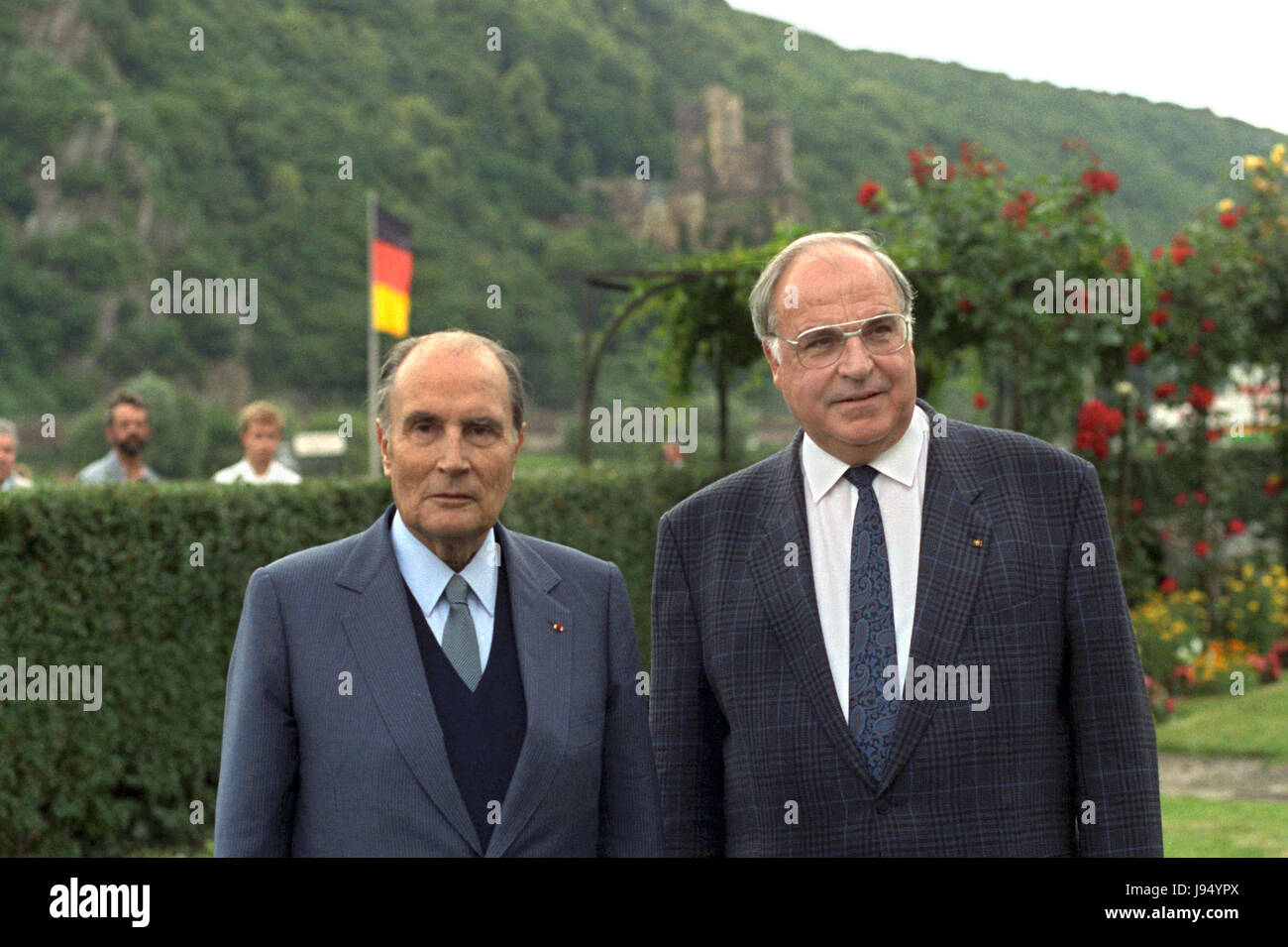 Französische Staatspräsident Francois Mitterrand (l) und German ...