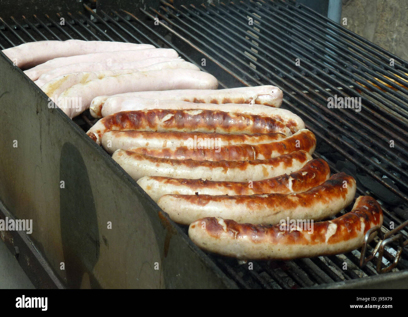 Thüringer Rostbratwurst Wurst auf einem Holzkohle grill in Freyburg ...