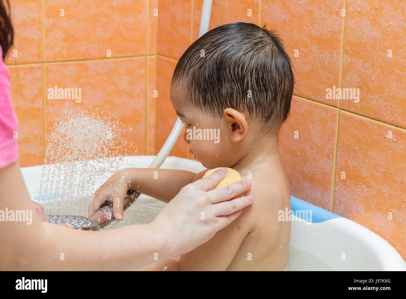 Kind Baden mit Mutter im Badezimmer Stockfotografie - Alamy