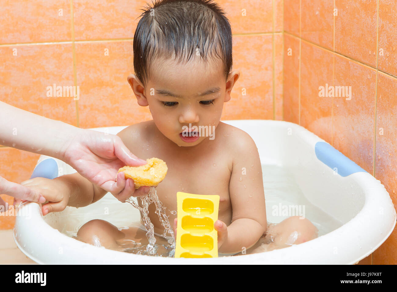 Mutter und sohn in der dusche -Fotos und -Bildmaterial in hoher ...