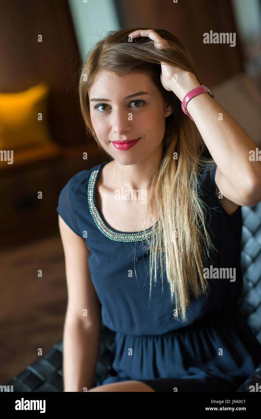 Schöne Junge Dame Fotos Und Bildmaterial In Hoher Auflösung Alamy