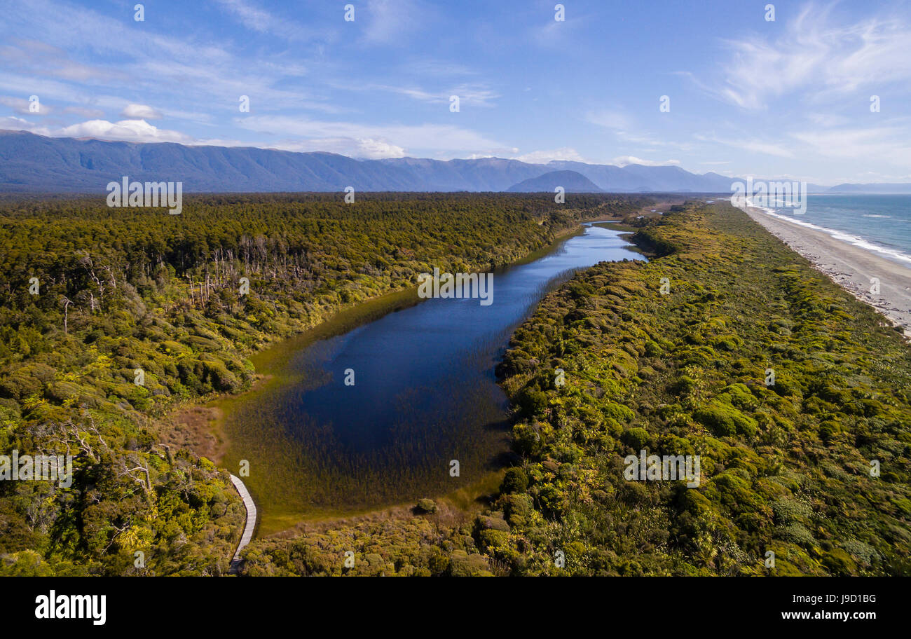 Aerial View, Strand und Küstenblick, moderate Regenwald und See ...