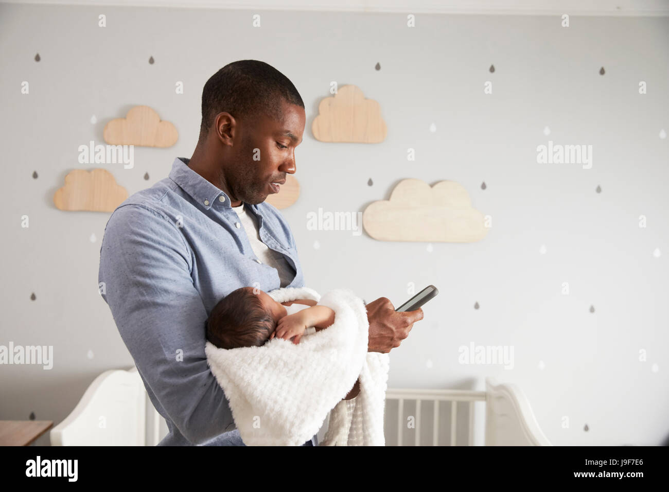 Newborn baby mobile phone -Fotos und -Bildmaterial in hoher Auflösung ...