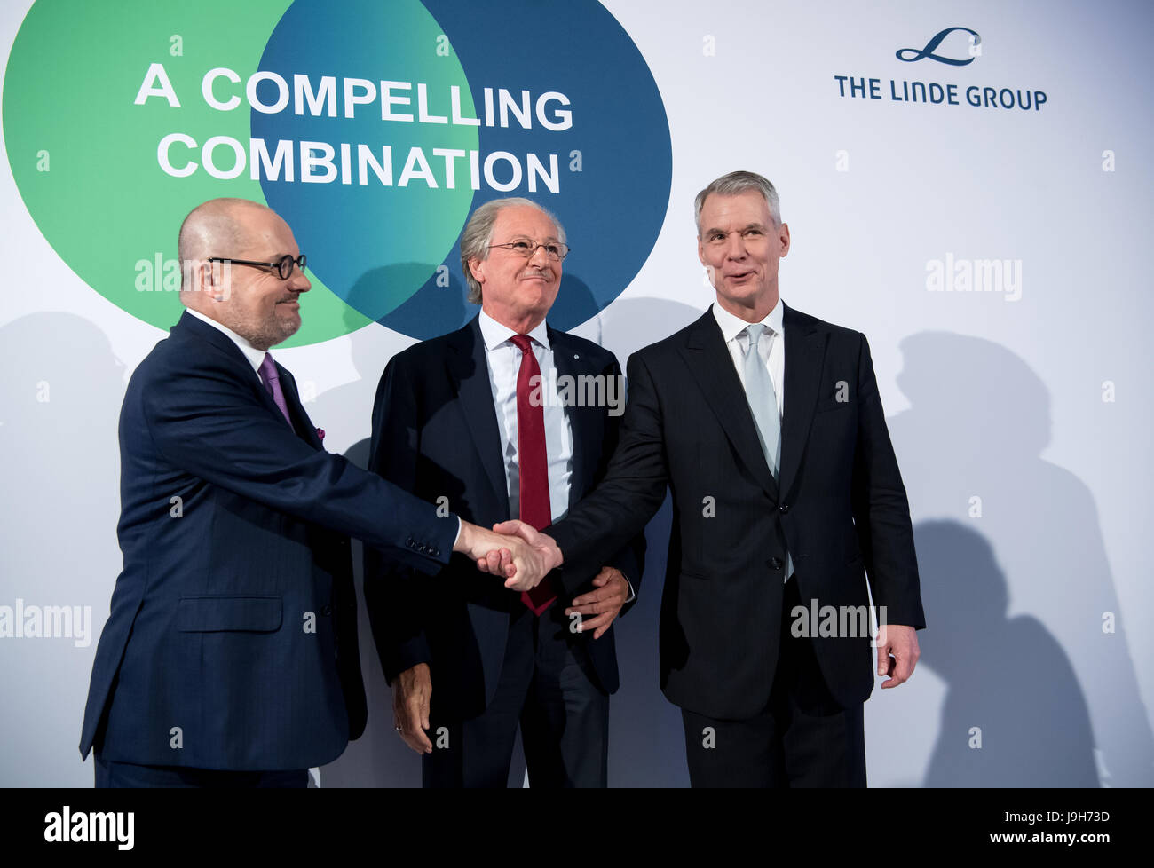 München, Deutschland. 2. Juni 2017. Linde-CEO Aldo Belloni (L) und ...
