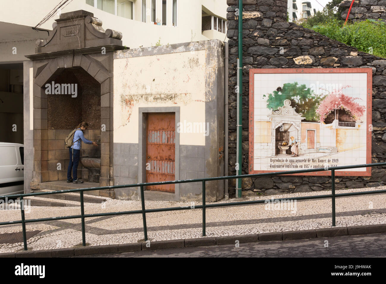 Ein Tourist Re-inszeniert eine Szene aus einer Reproduktion von ein ...