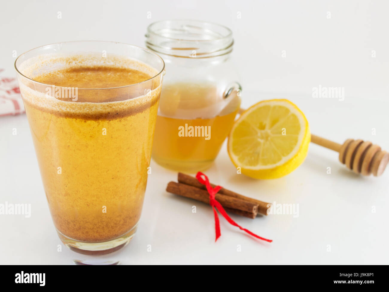 Honig-Zitrone und Zimt trinken auf weißem Hintergrund Stockfotografie ...