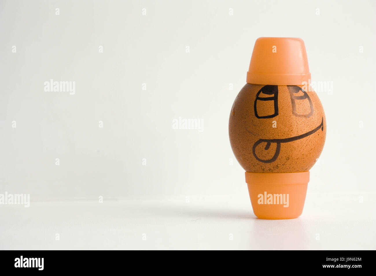 Ei mit einem fröhlichen Gesicht gemalt. Foto für Ihr Design. Ramadan ...