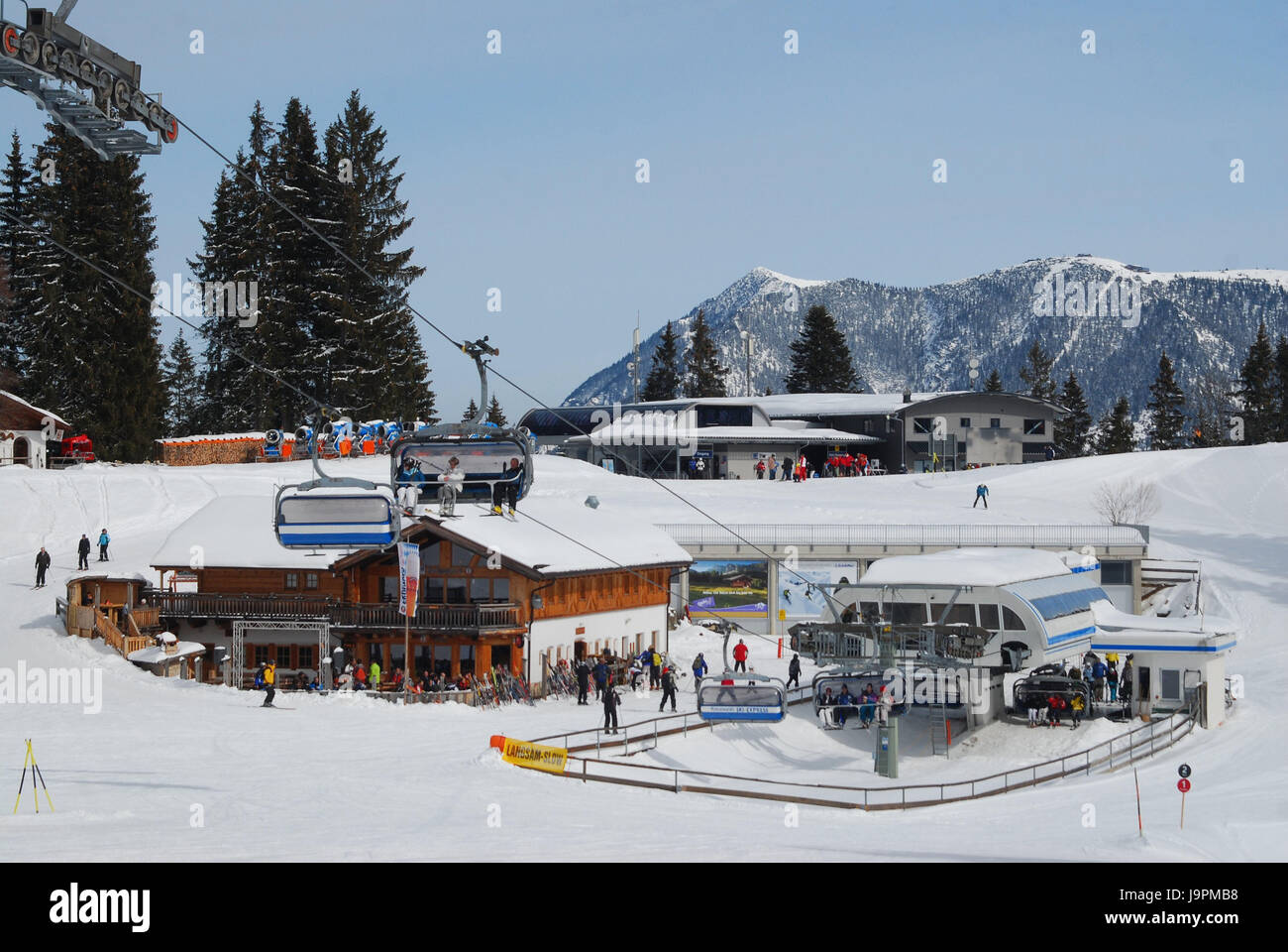 Skigebiet hausberg -Fotos und -Bildmaterial in hoher Auflösung – Alamy