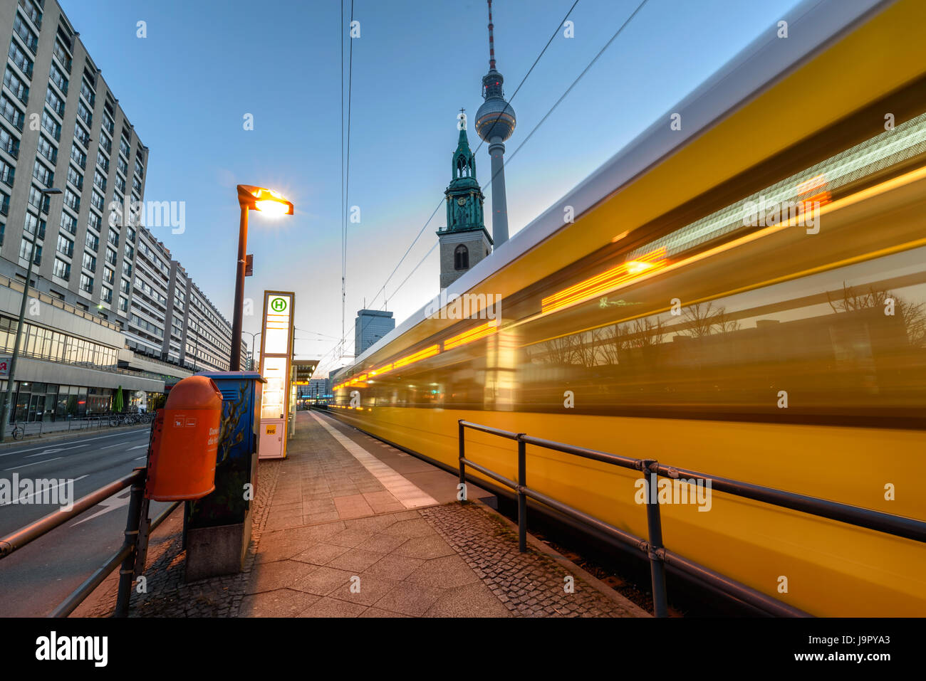 U-Bahn Straßenbahn Bus am Alexanderplatz im zentralen Bezirk Mitte der europäischen Hauptstadt ...