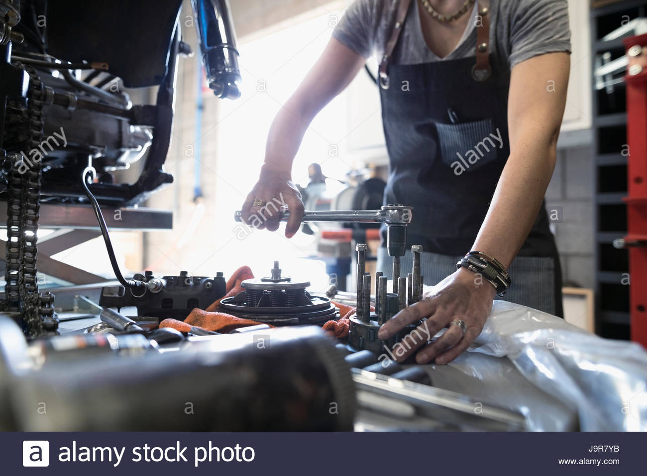 Frau automechaniker -Fotos und -Bildmaterial in hoher Auflösung – Alamy
