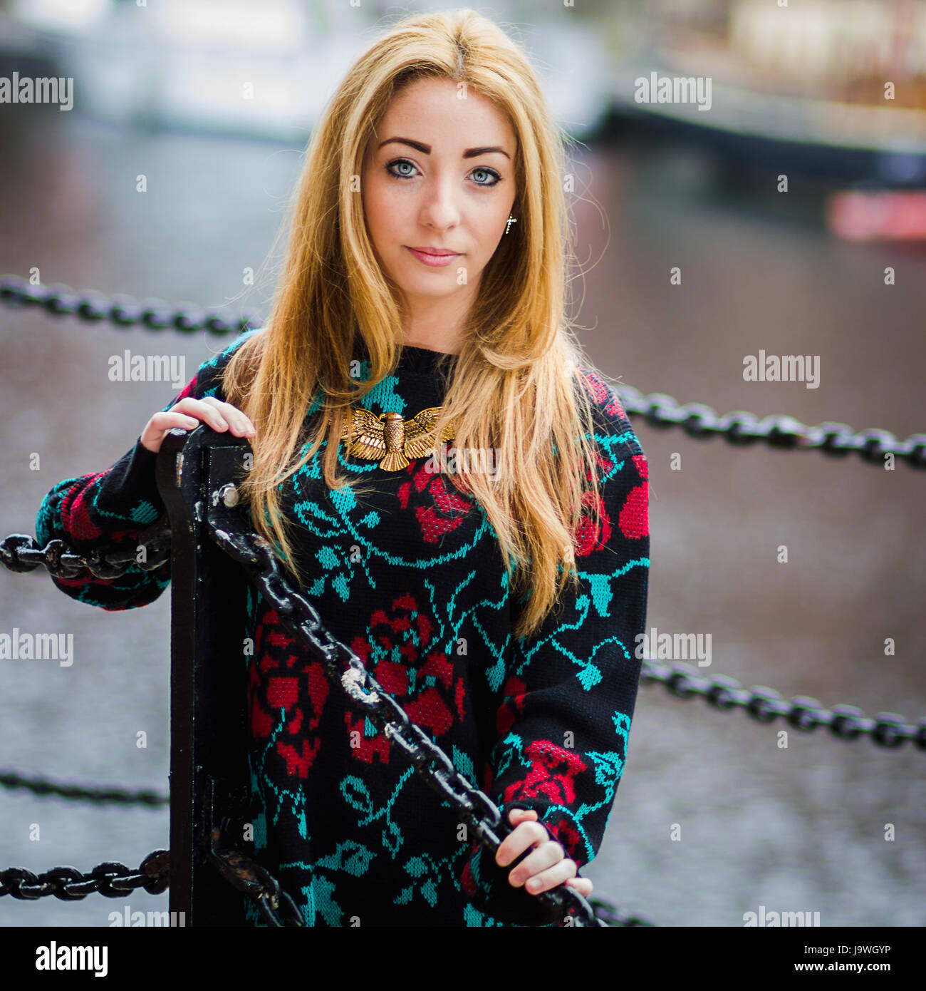 Alex hält sich sanft an die Ketten und Geländer, die das Wasser in das ...