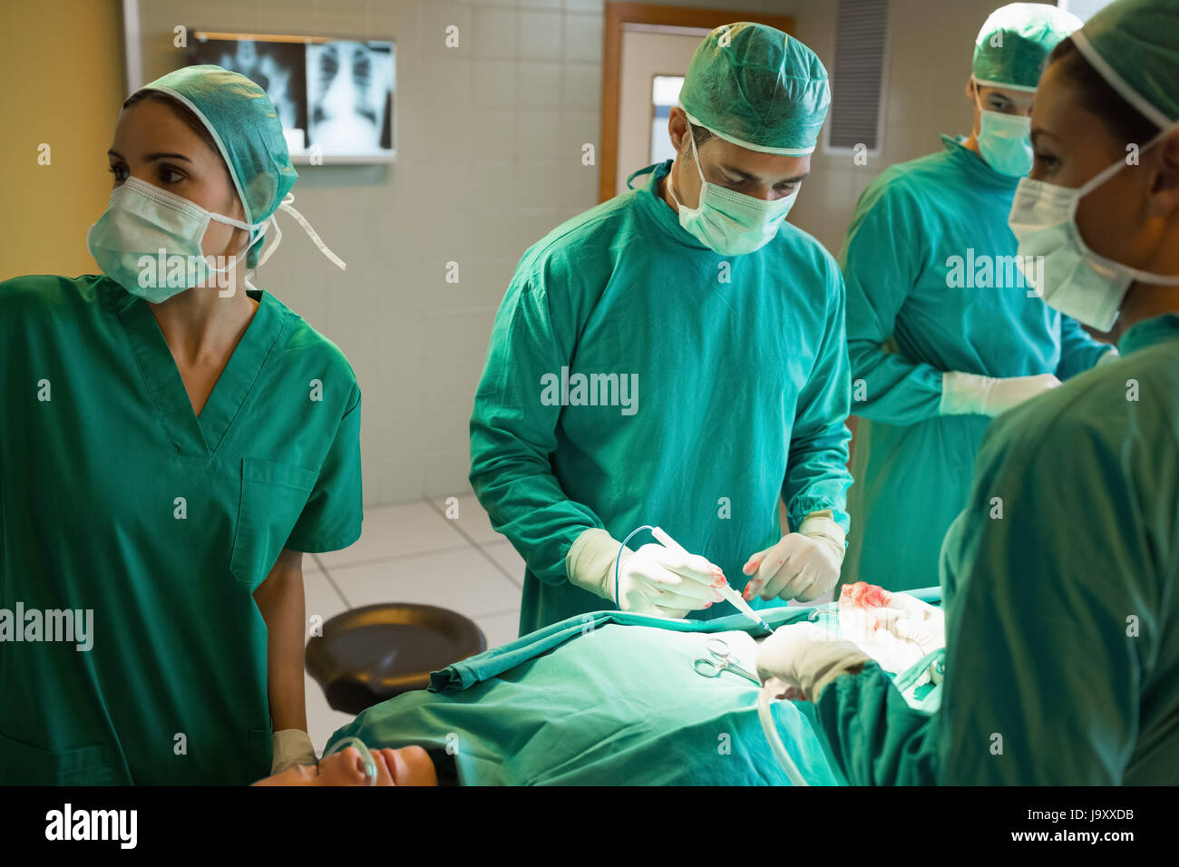 Team von Chirurgen, die Arbeiten auf den Magen des Patienten im OP-Saal ...