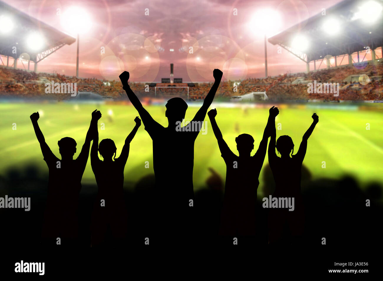 Silhouetten von Fußball-Fans in einem Match und Zuschauer im ...