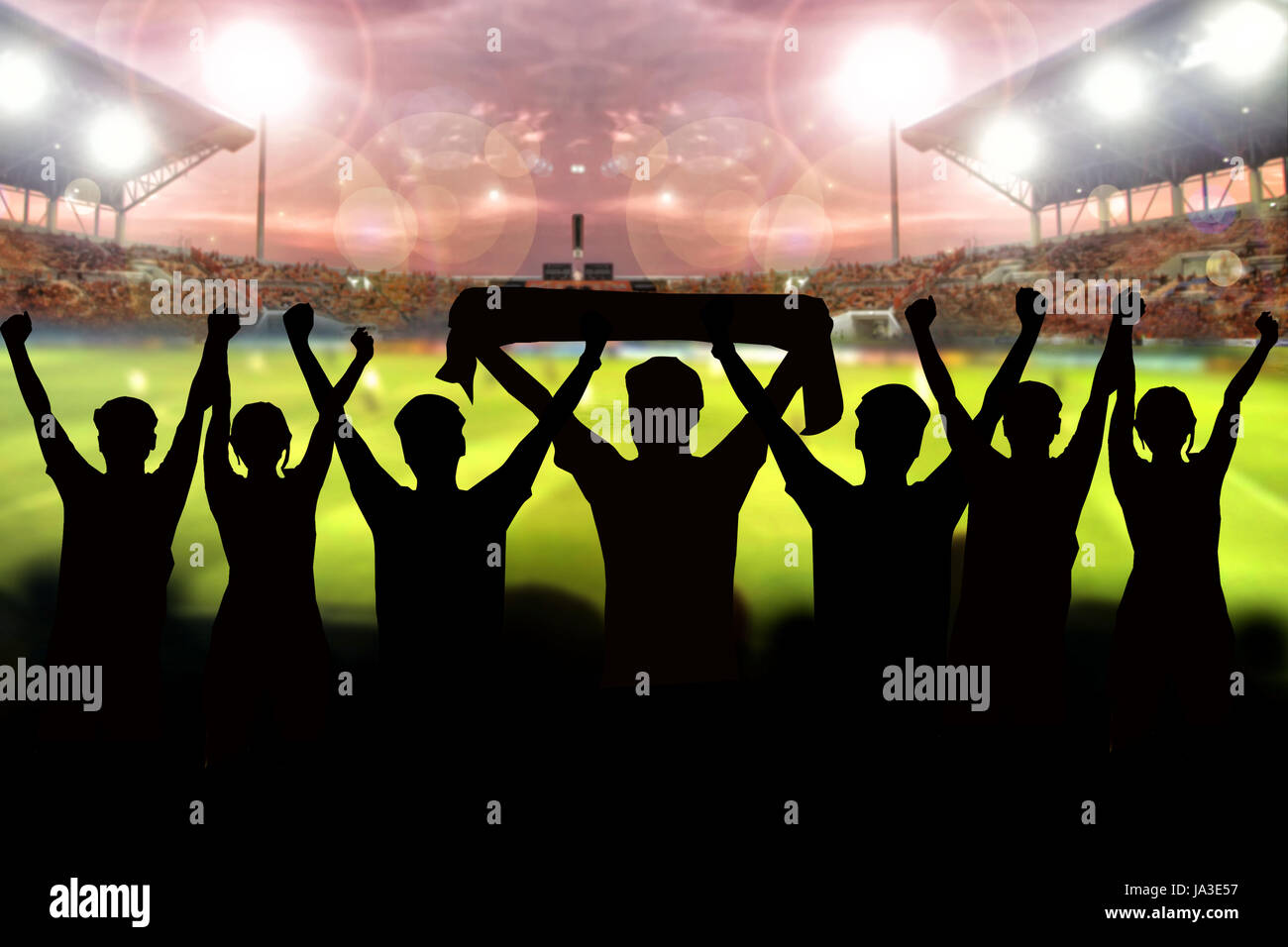 Silhouetten von Fußball-Fans in einem Match und Zuschauer im Fußballstadion Stockfotografie - Alamy