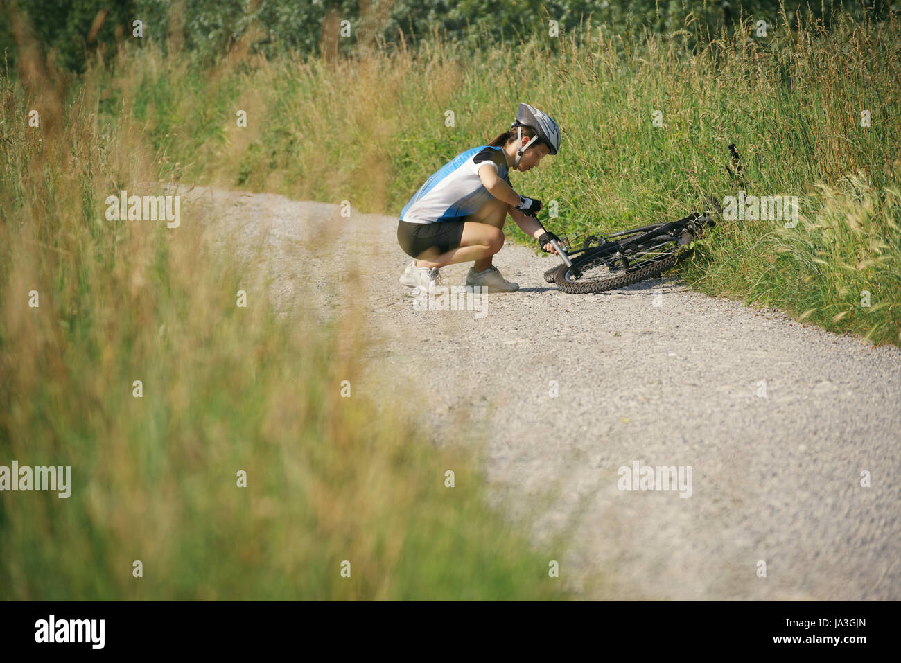 Mädchen fahrrad pumpen -Fotos und -Bildmaterial in hoher Auflösung – Alamy