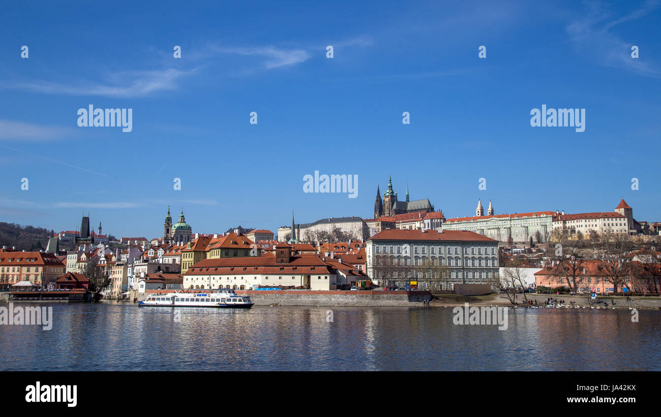 Moldau Fluss Waterfront in Prag Stockfotografie - Alamy