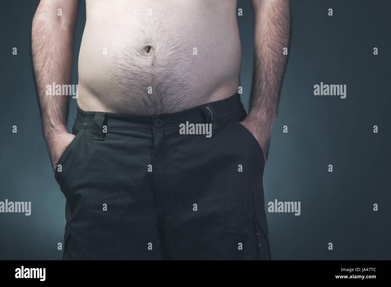 Fett bauch mann -Fotos und -Bildmaterial in hoher Auflösung – Alamy