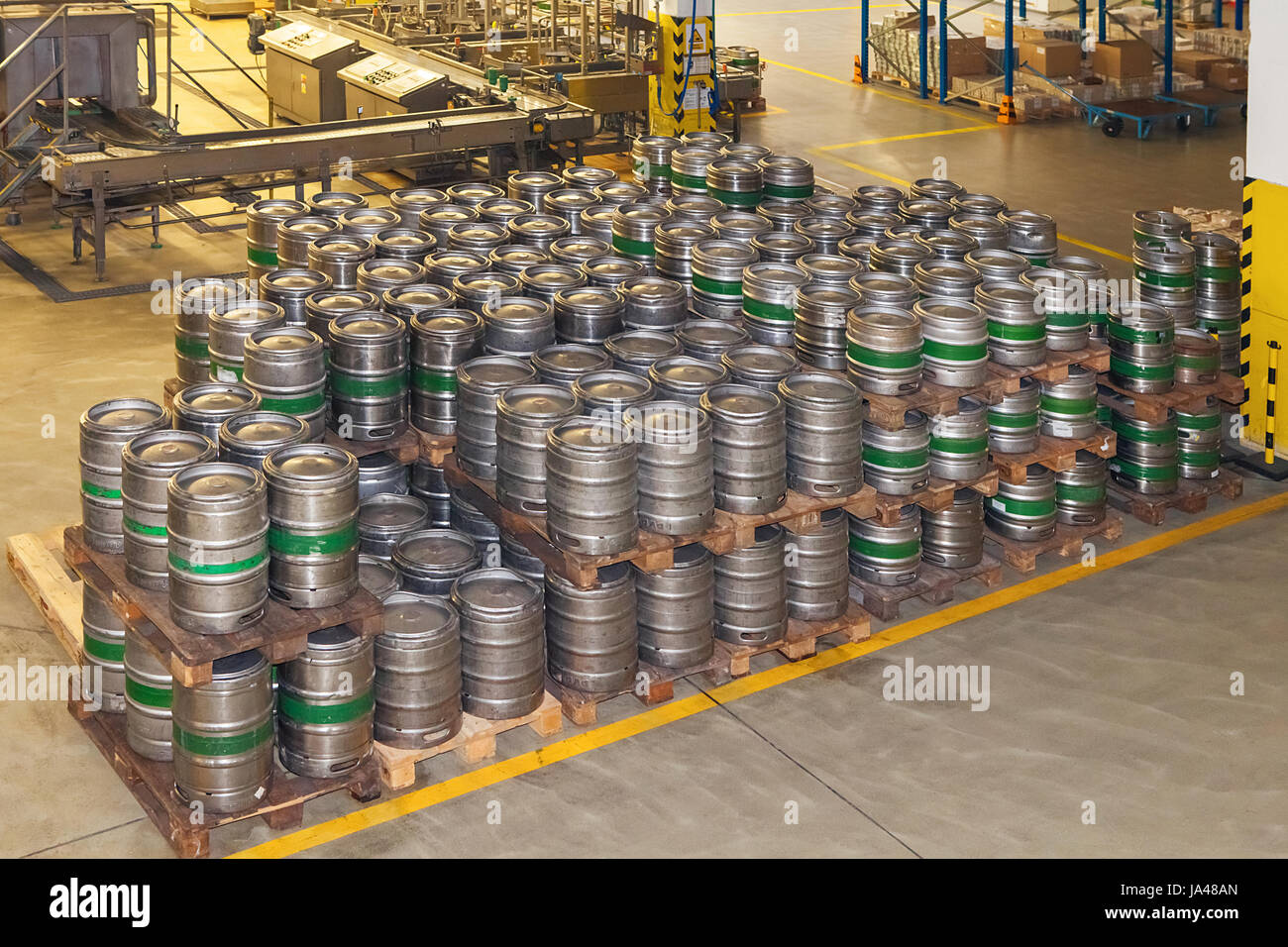 Moderne Bierbrauerei, Fördertechnik, Lager von Aluminium Kegs für Bier ...