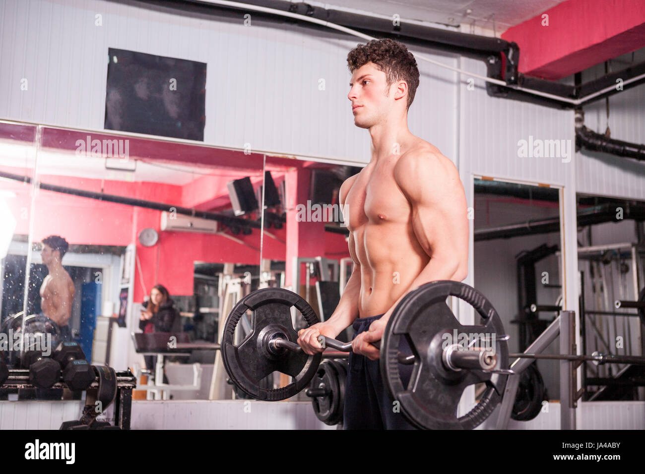 Starke Bodybuilderin Turnen in der Turnhalle. Schwere Gewichte zu heben. Bodybuilder Training ...