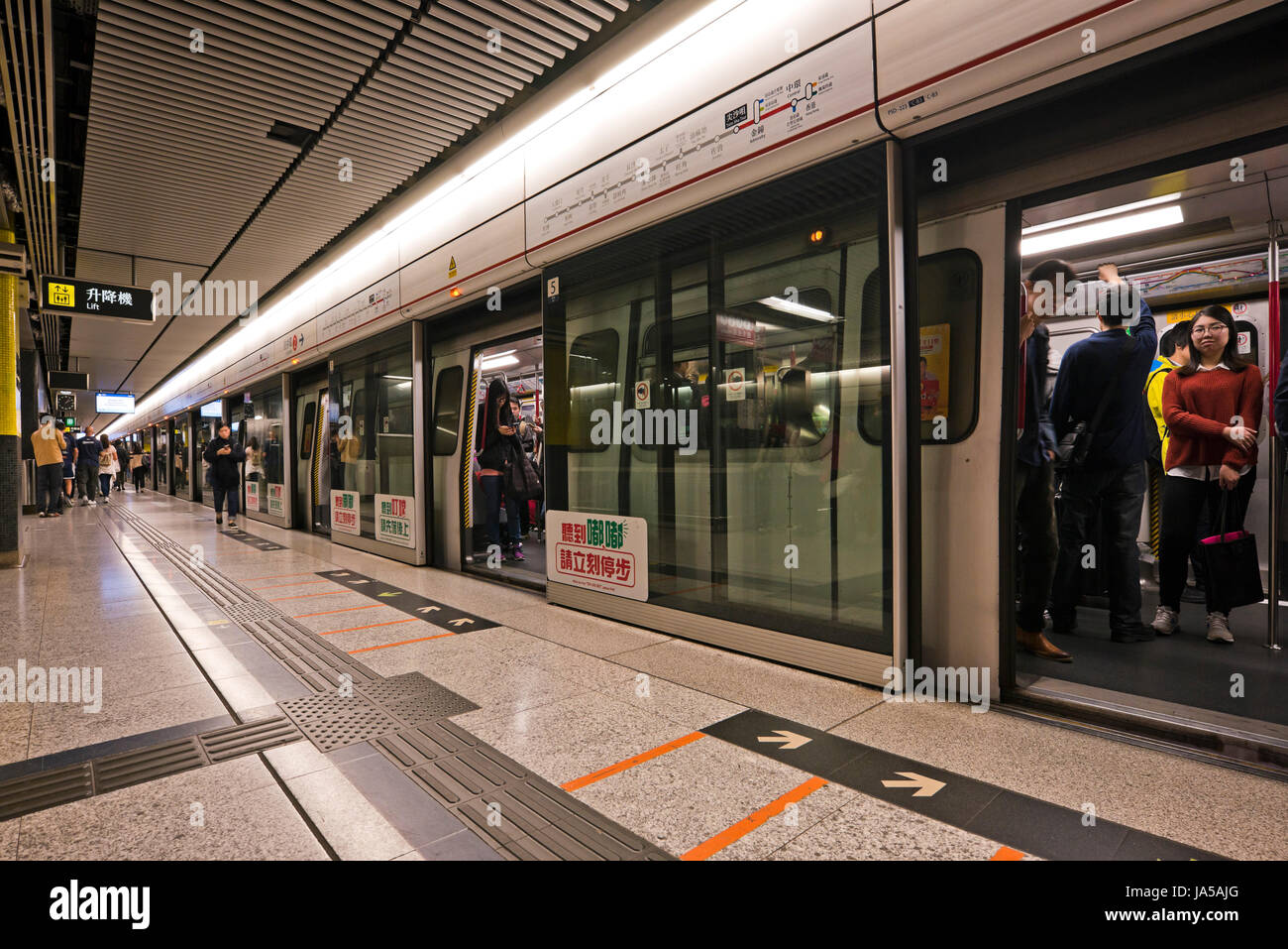 Horizontale Ansicht der Passagiere auf der MTR, mass Transit Railway ...