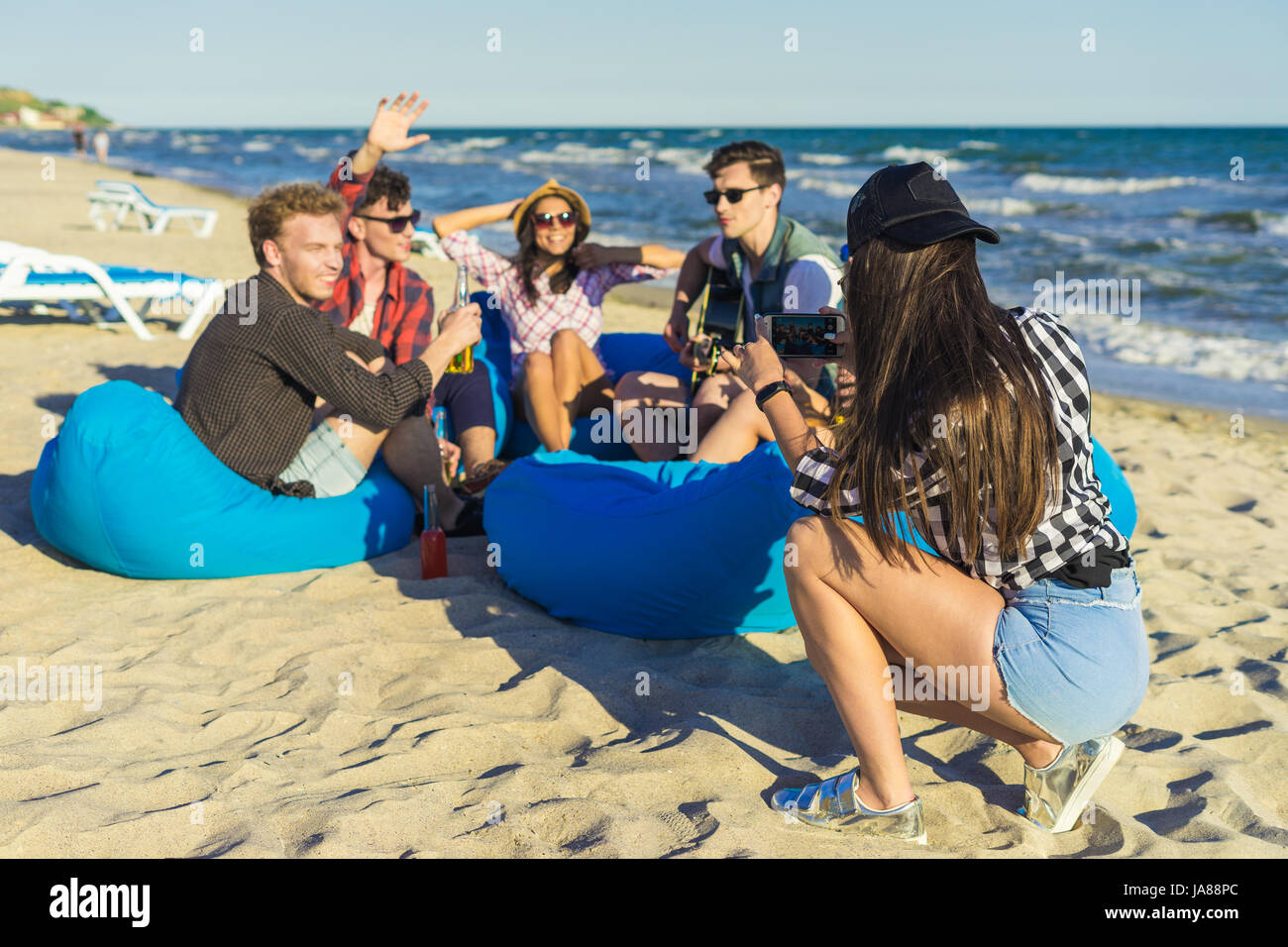 Gruppe von freunden am strand -Fotos und -Bildmaterial in hoher ...