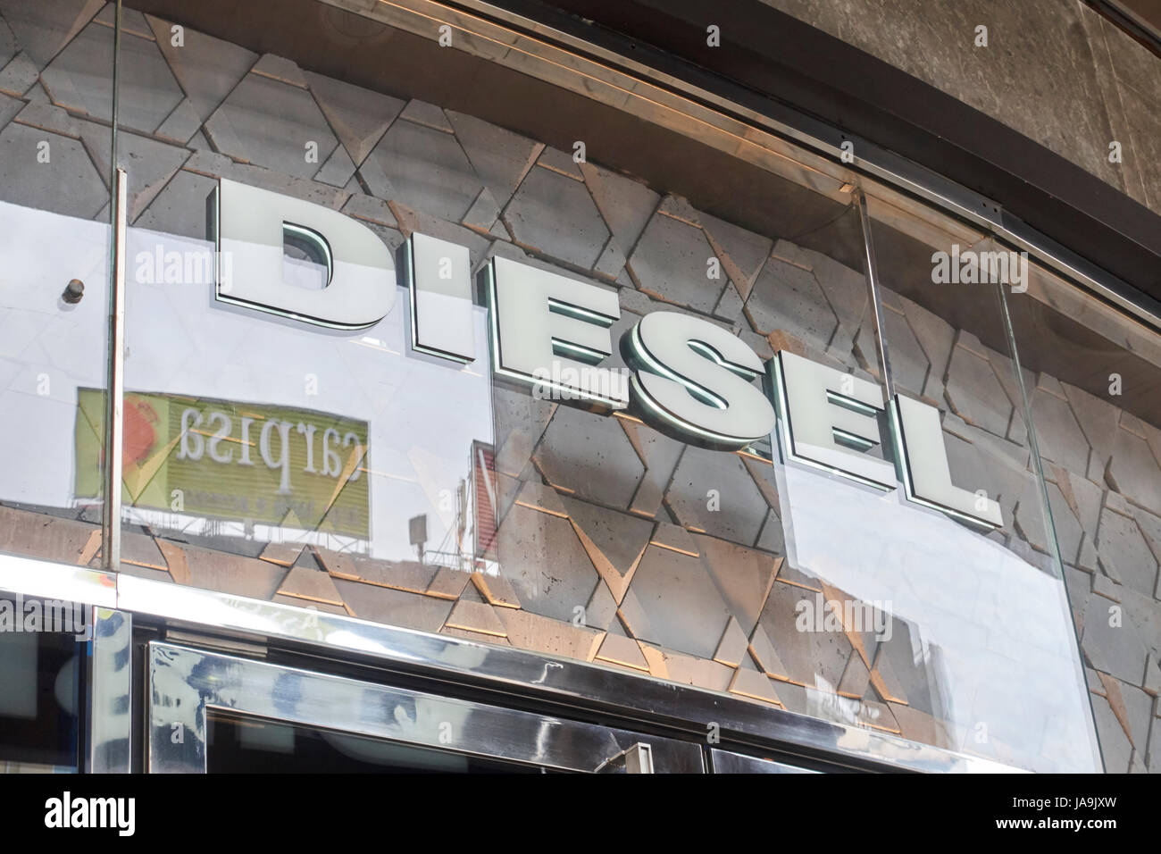 Diesel-Logo an der Fassade des Stores in Piazza San Babila in Milano ...