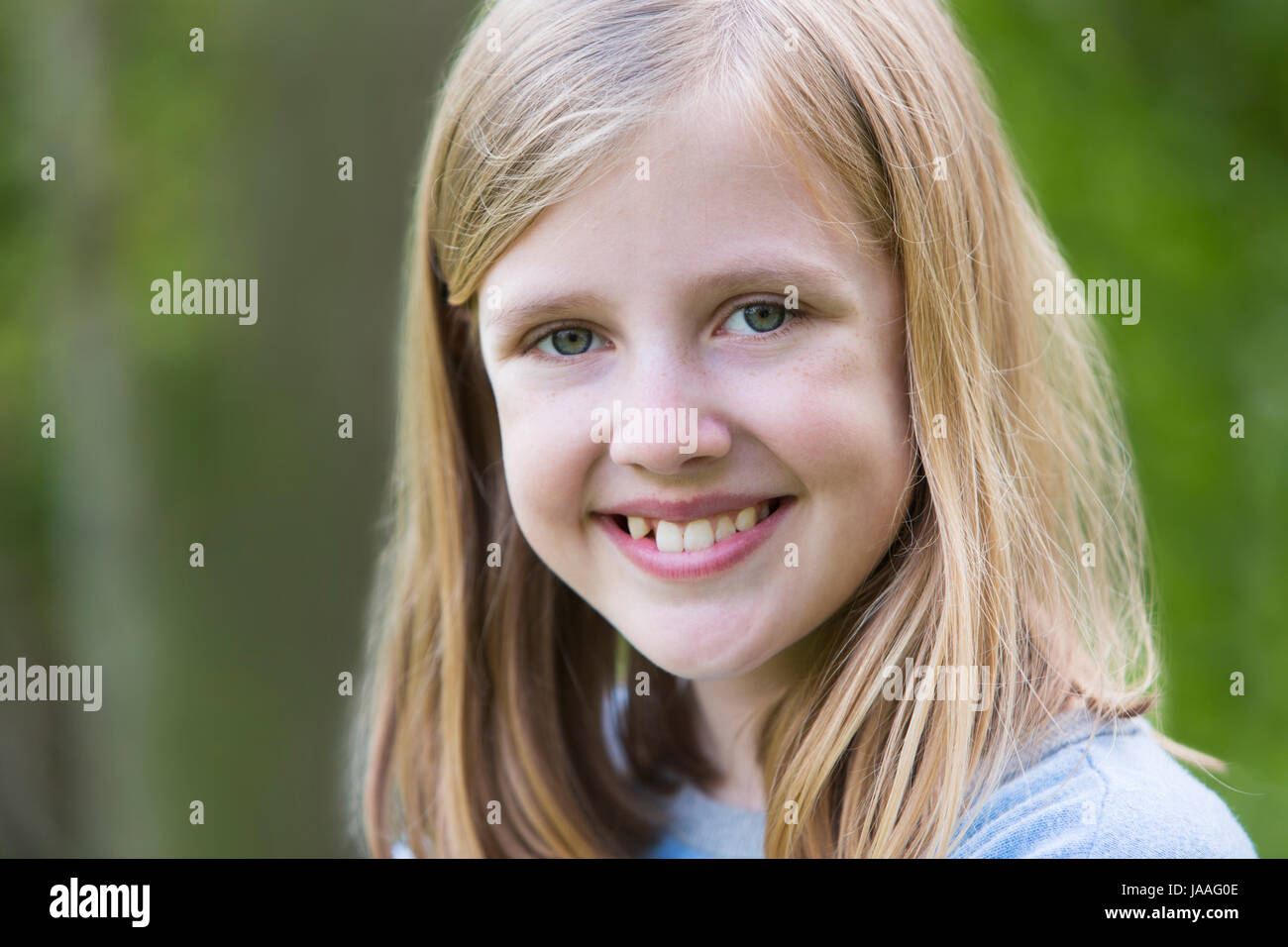 Portrait Of Smiling Pre Teen Girl Im Freien Stockfotografie Alamy