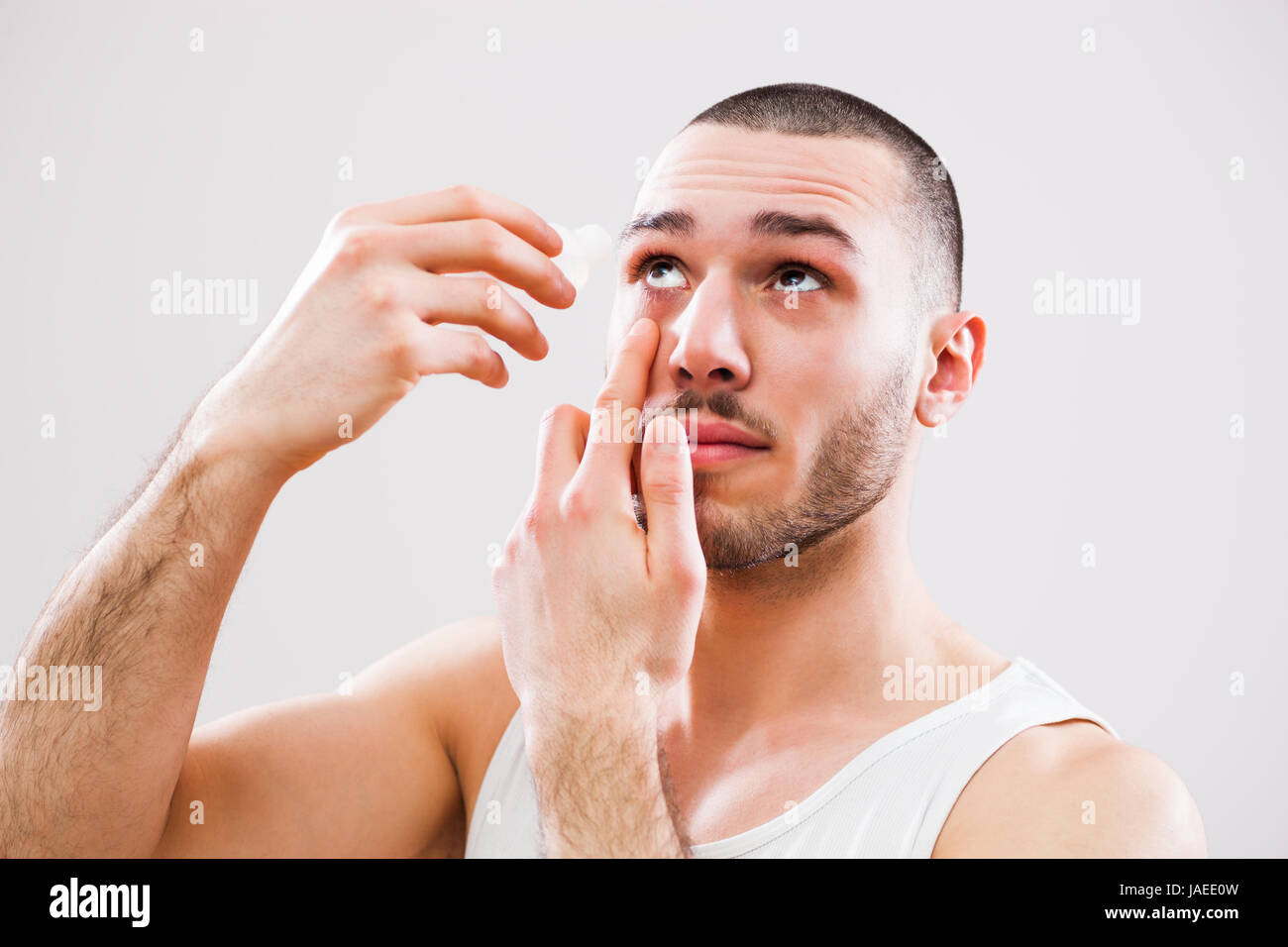 Anwendung von augentropfen -Fotos und -Bildmaterial in hoher Auflösung ...