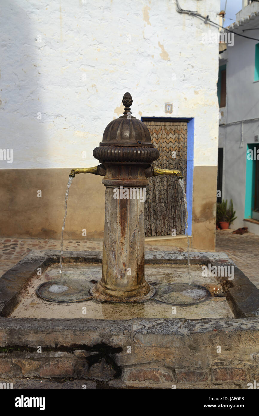 Wasser-Brunnen auf dem Platz in Ain ein Bergdorf im Parque Natural ...