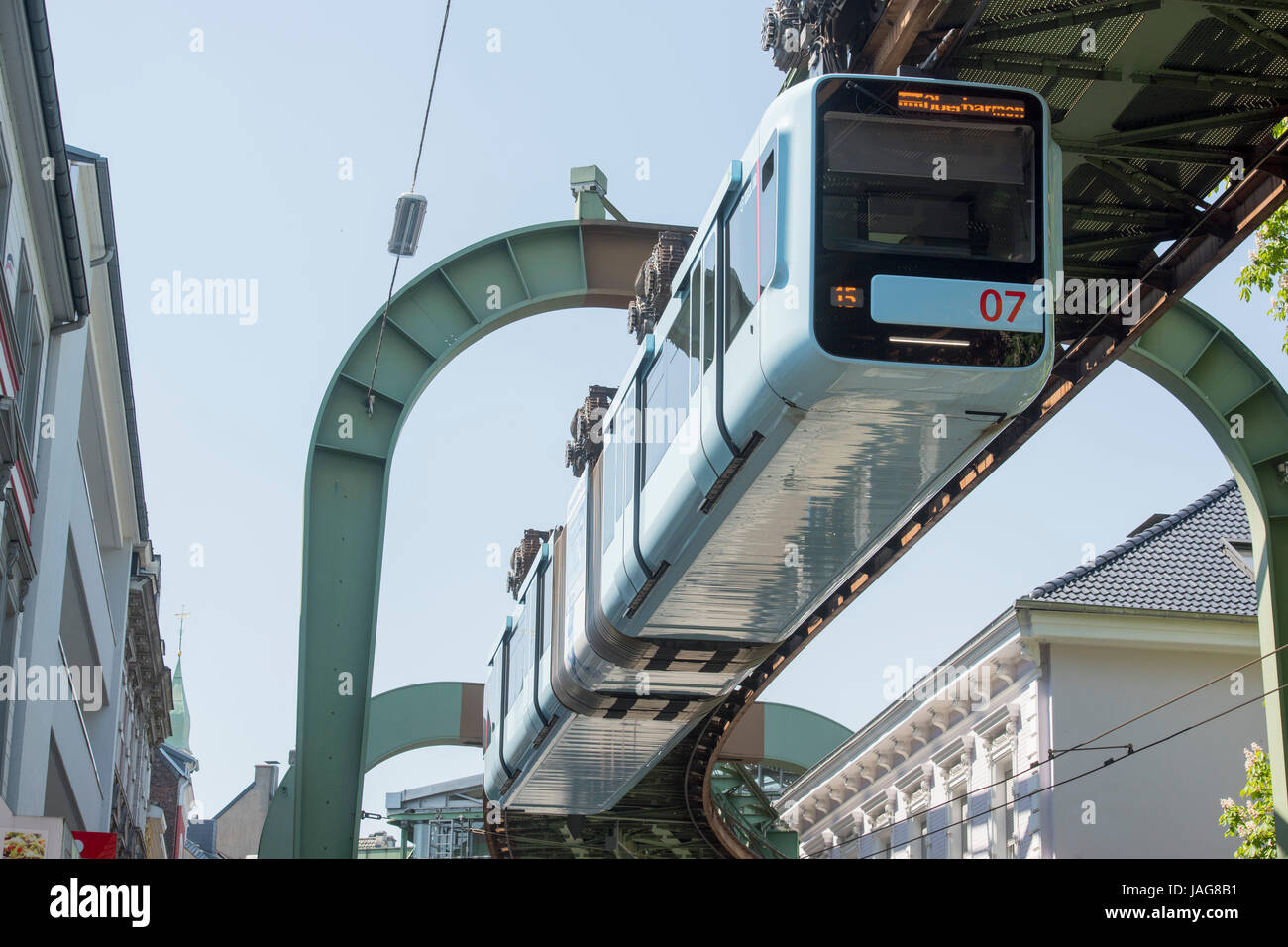 Wuppertal floating tram -Fotos und -Bildmaterial in hoher Auflösung – Alamy